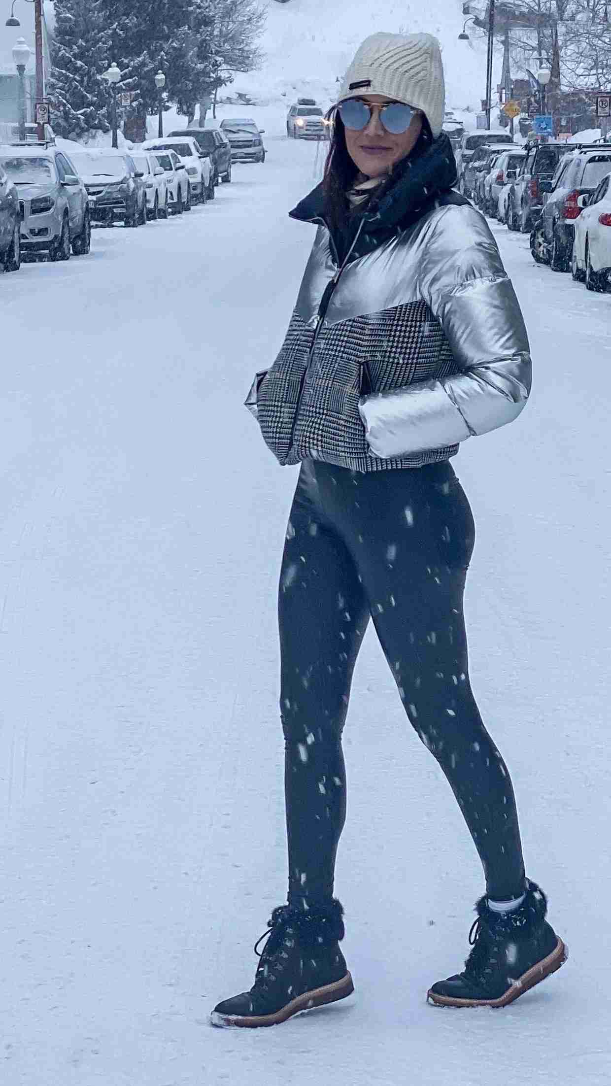 15 Apres Ski Outfits - the gray details | Neutral Daily Outfit Guides