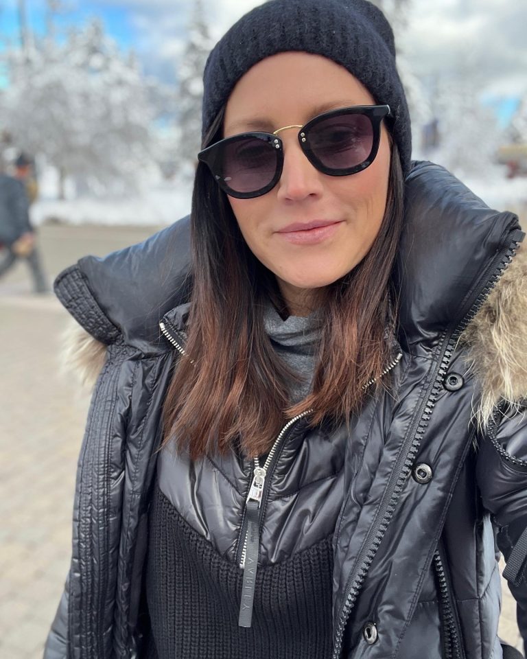 15 Apres Ski Outfits - the gray details | Neutral Daily Outfit Guides