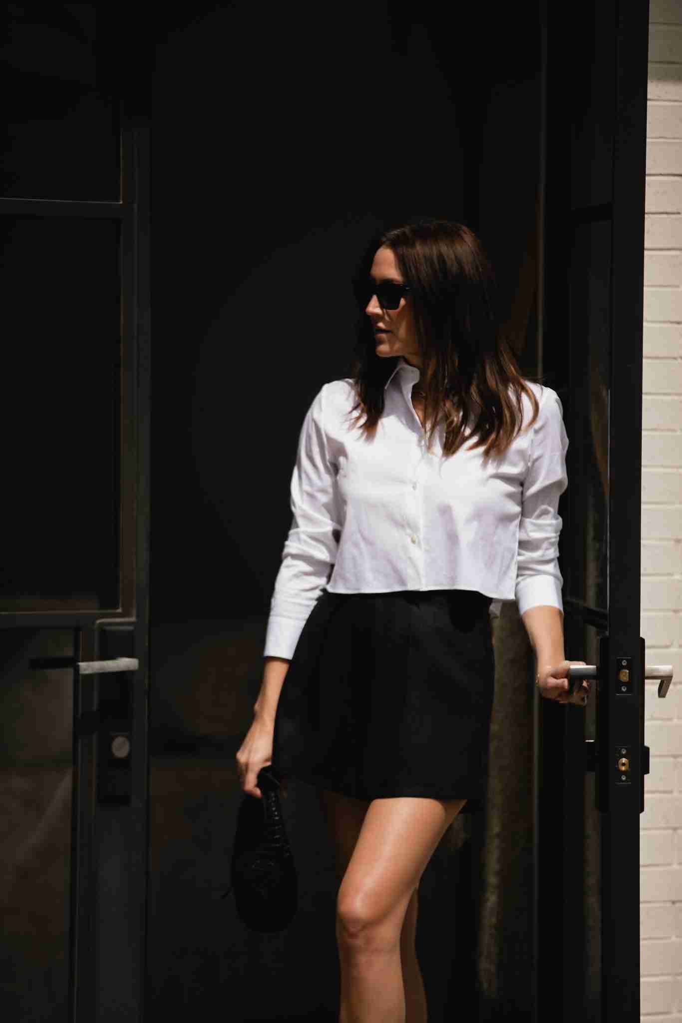 15 Black Shorts Outfits - the gray details