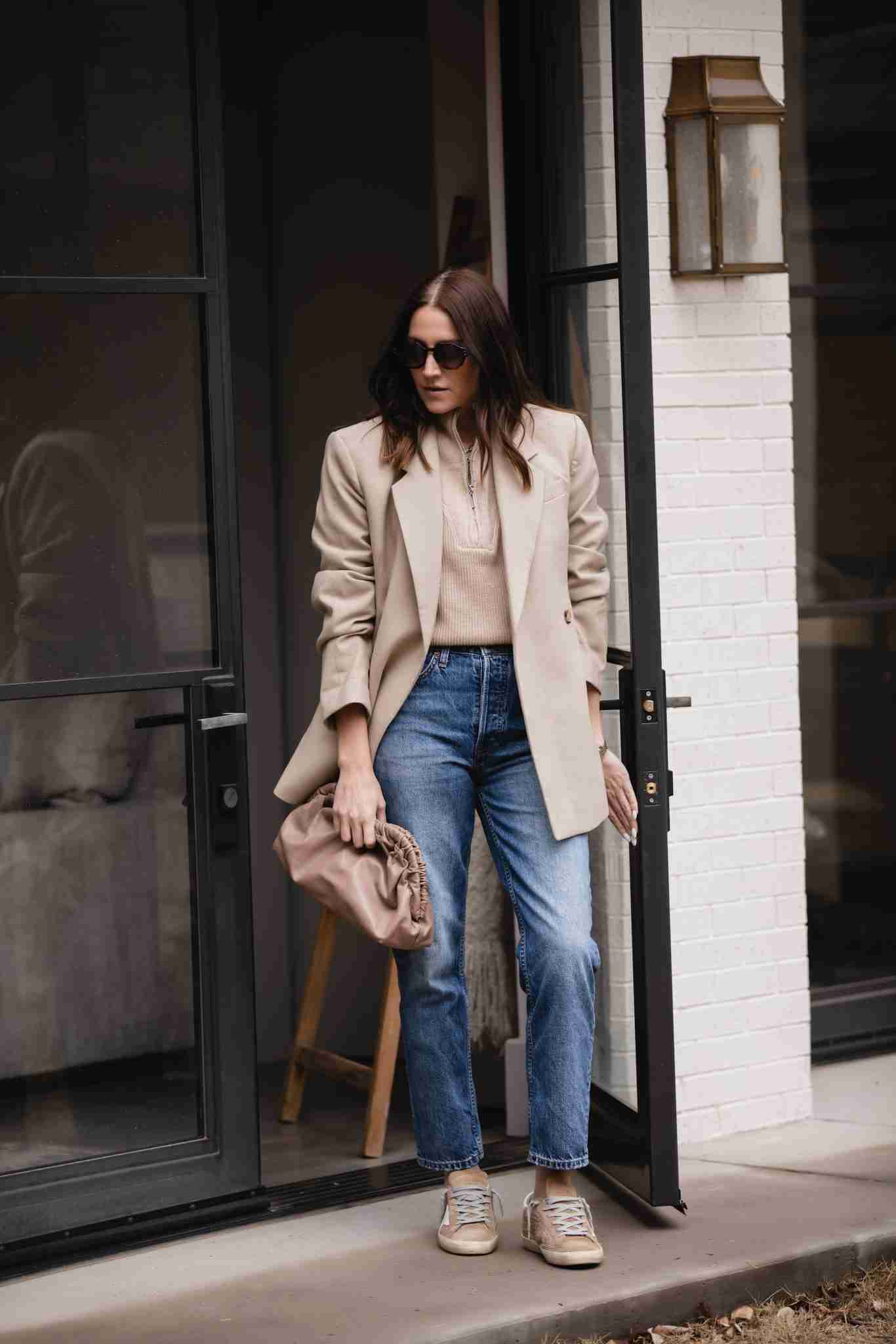 13 Jeans and Sneakers Outfit Ideas for Spring - the gray details