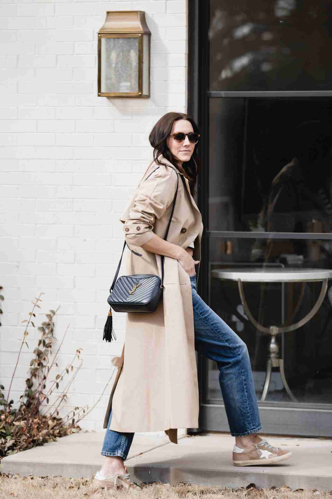 13 Jeans and Sneakers Outfit Ideas for Spring - the gray details