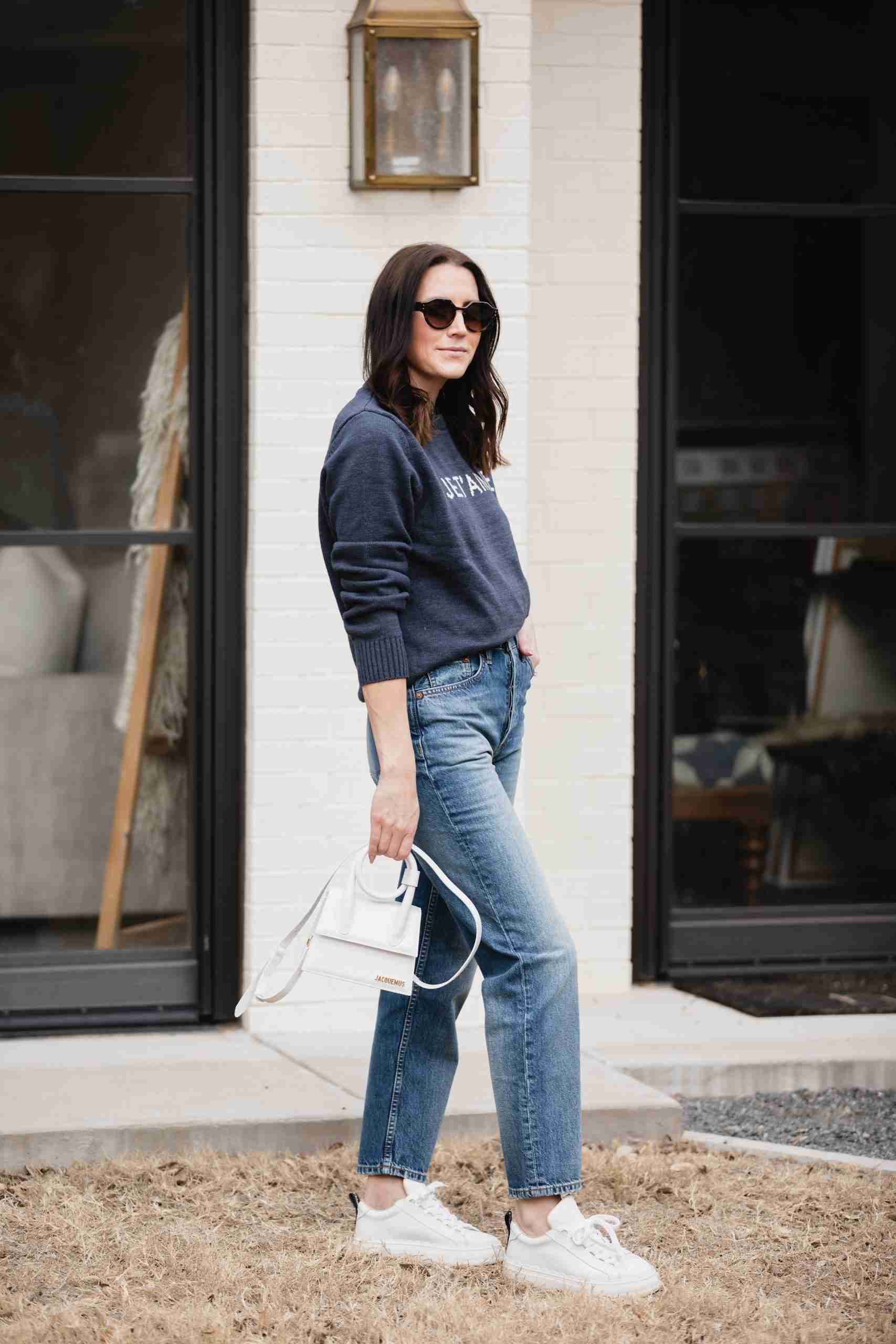 13 Jeans and Sneakers Outfit Ideas for Spring - the gray details