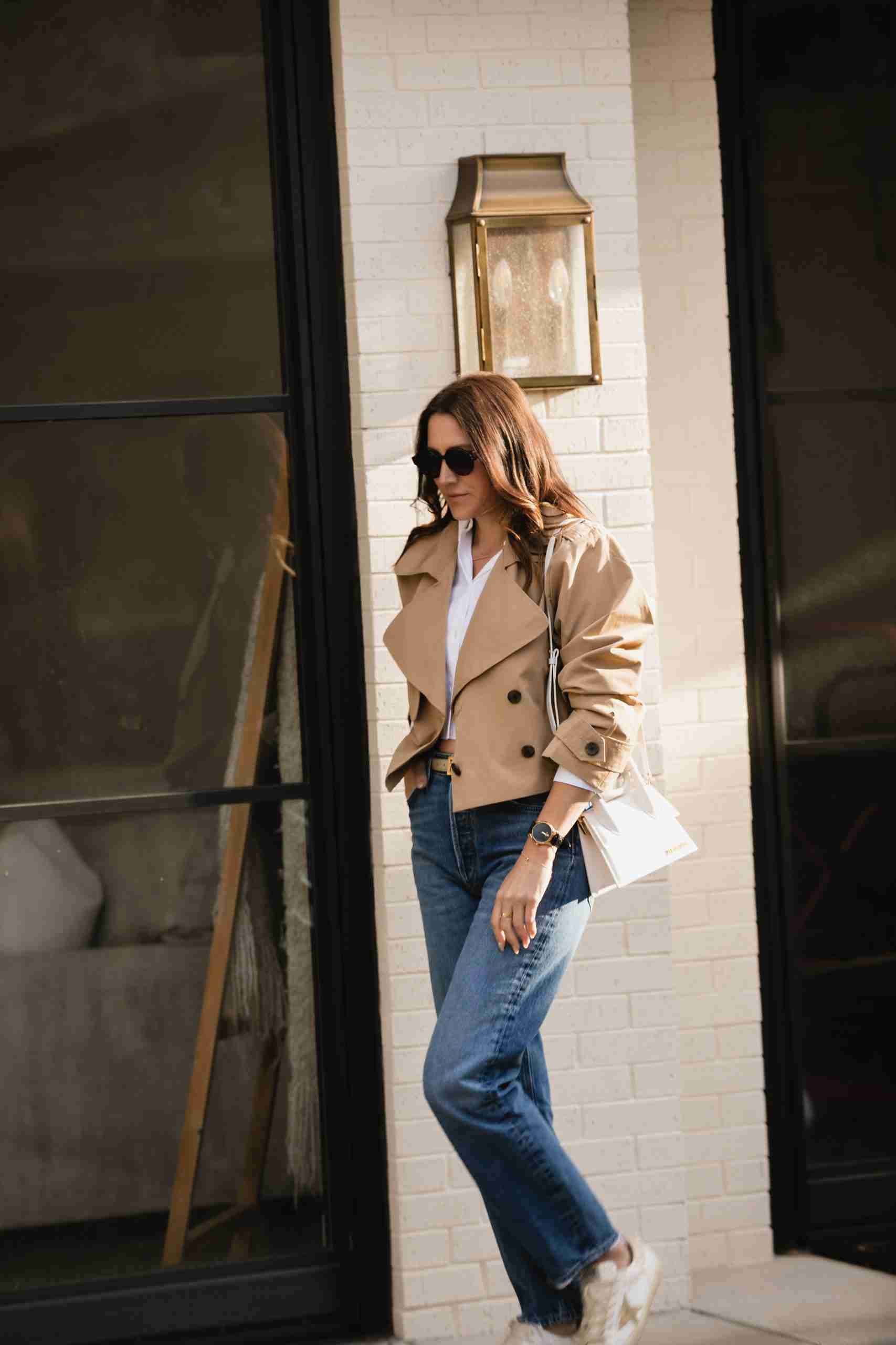 13 Jeans and Sneakers Outfit Ideas for Spring - the gray details