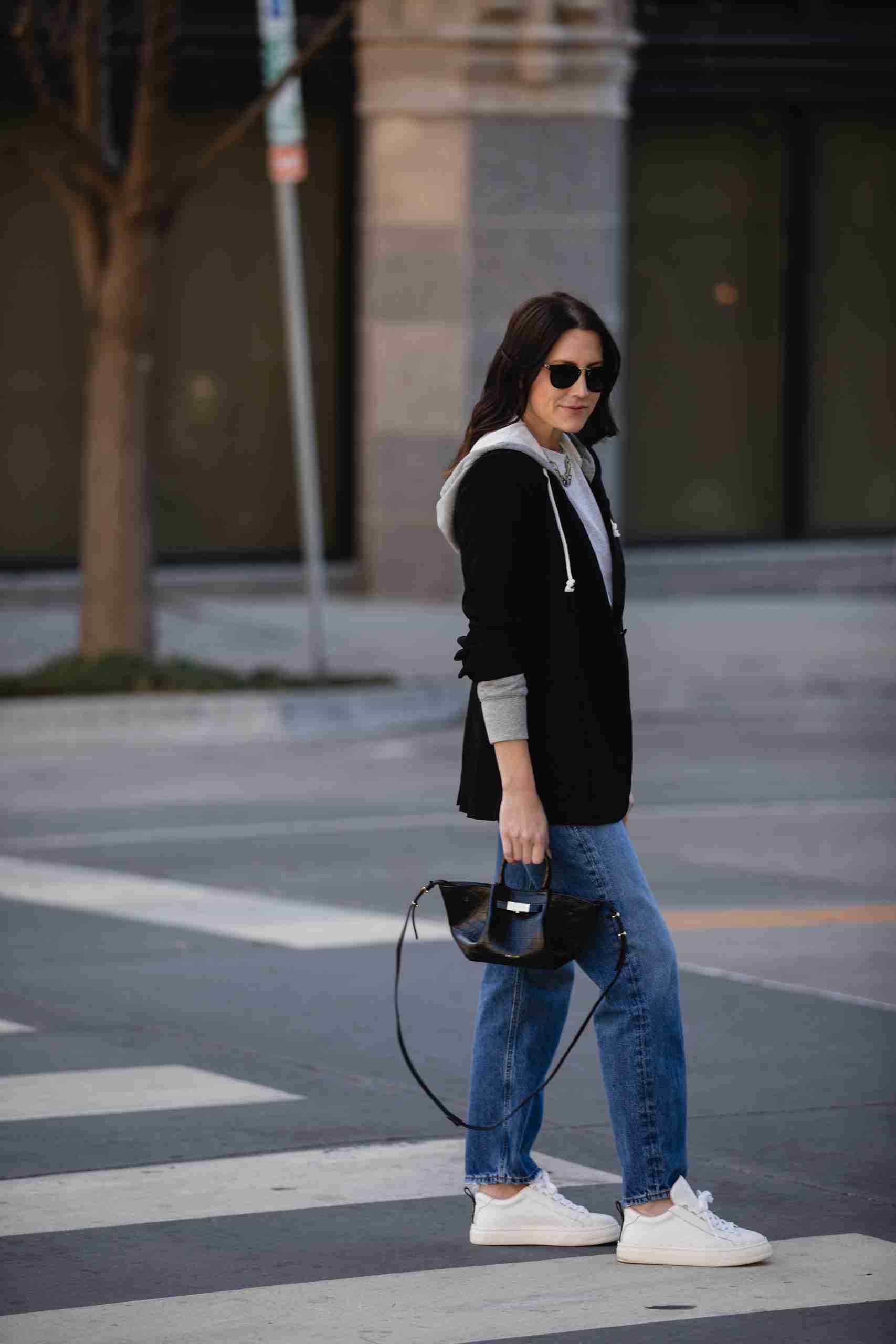 13 Jeans and Sneakers Outfit Ideas for Spring - the gray details