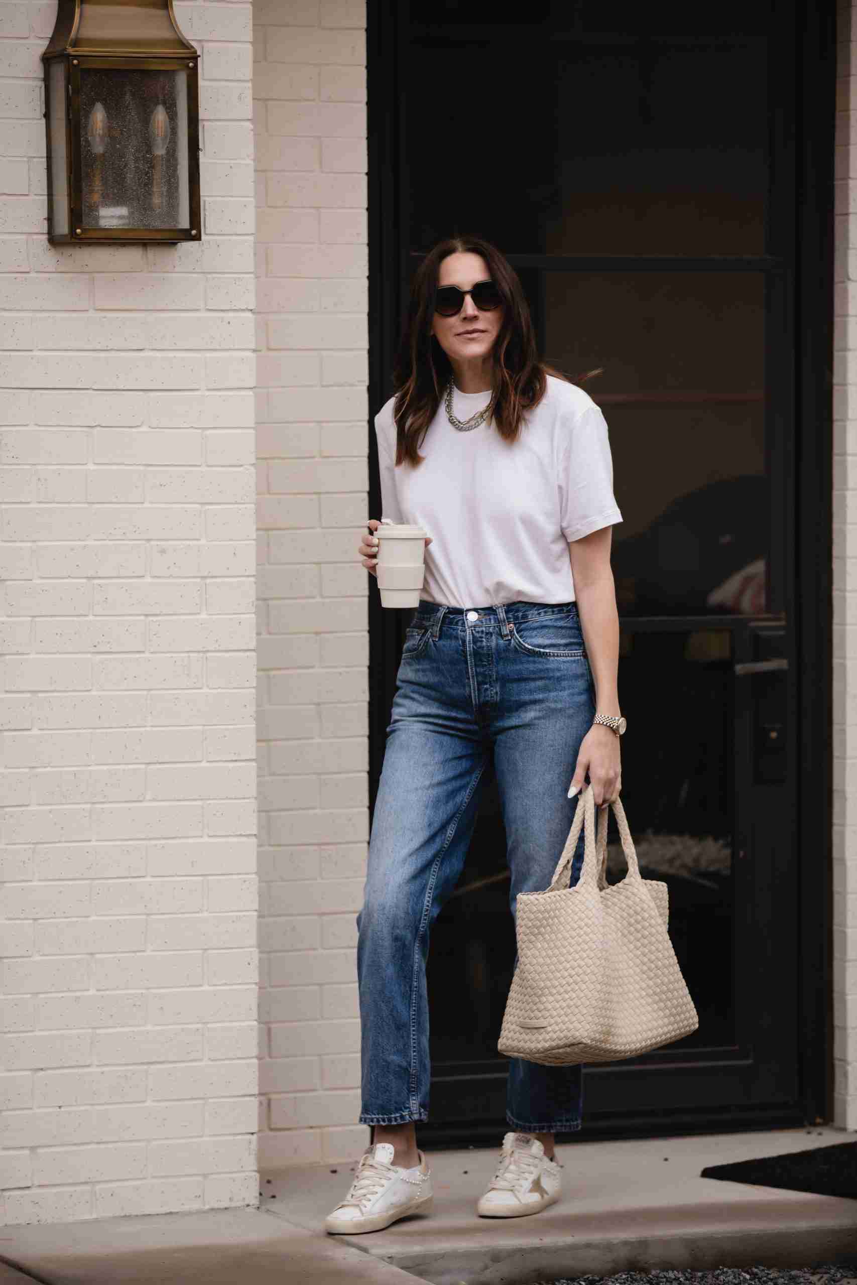13 Jeans and Sneakers Outfit Ideas for Spring - the gray details