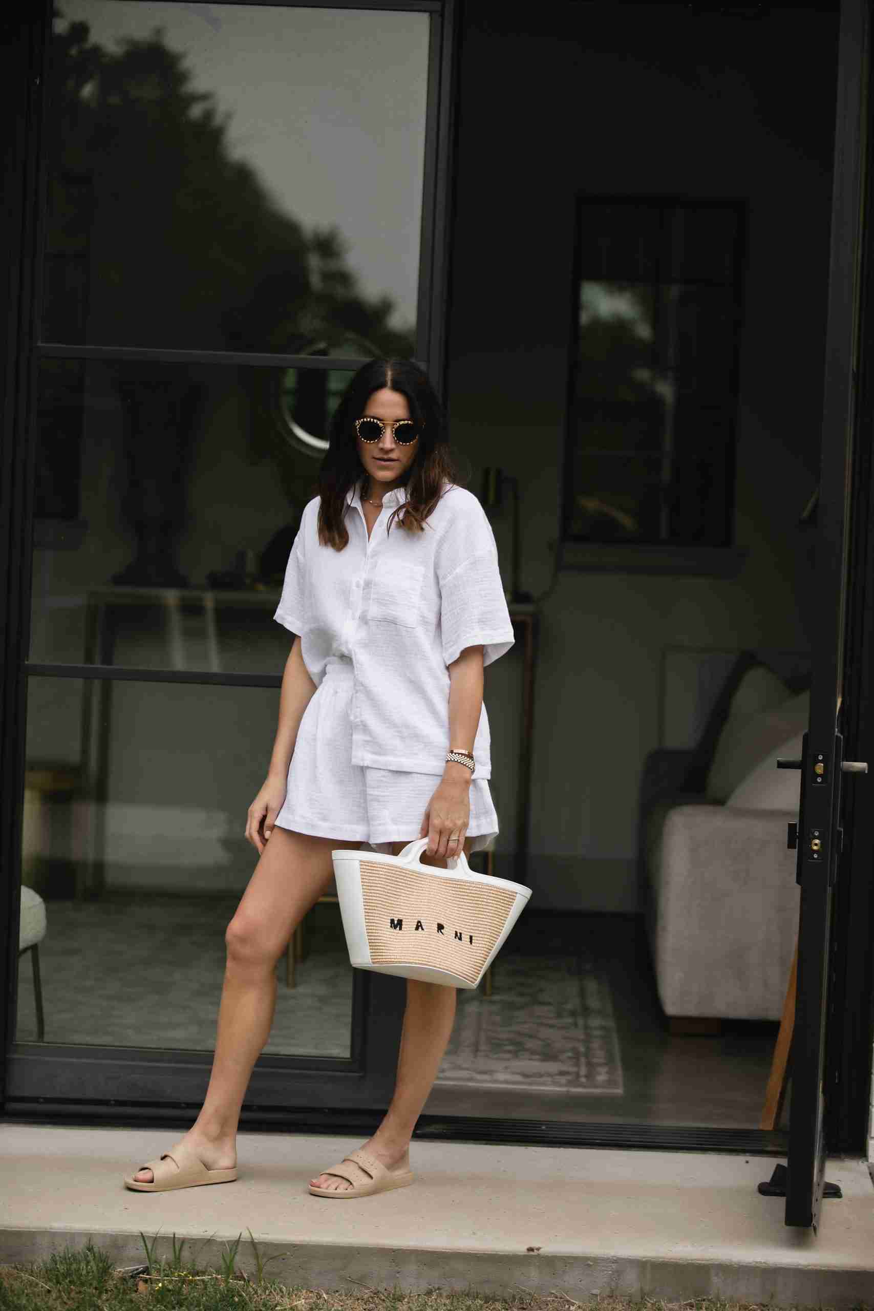 5 White Short Outfits for Summer - the gray details