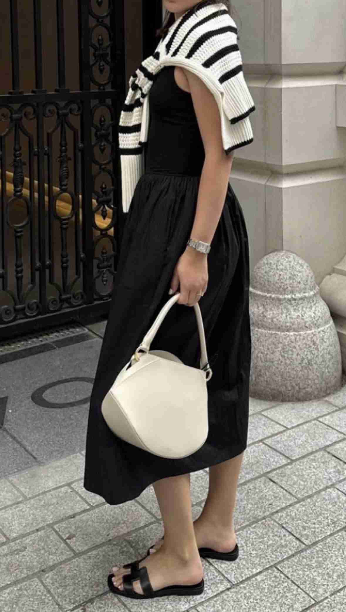 Classy Casual Outfits for Moms on the Go - the gray details