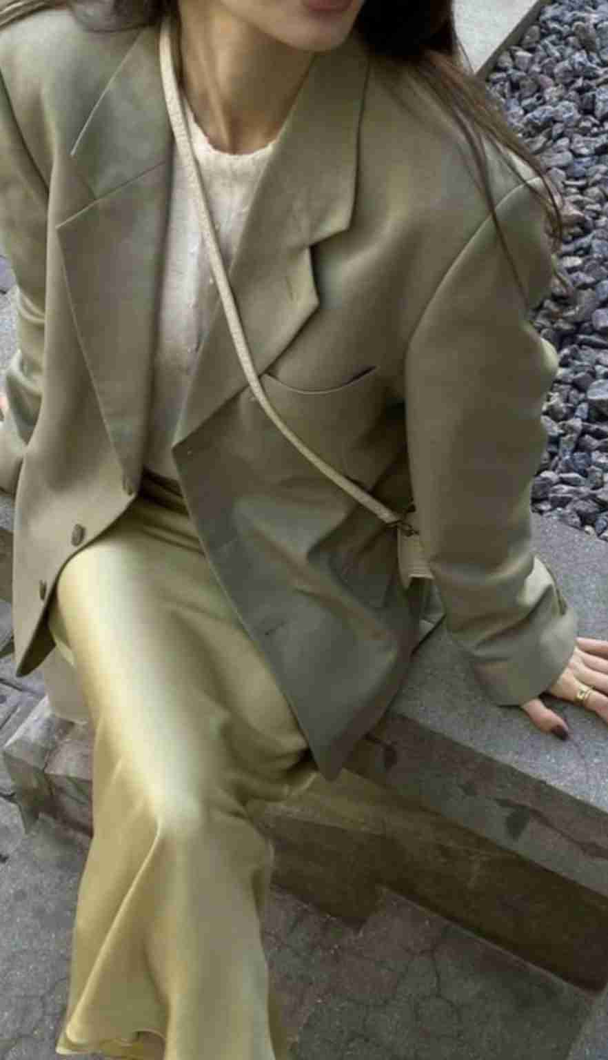 Chic Spring Outfit Ideas to Recreate - the gray details